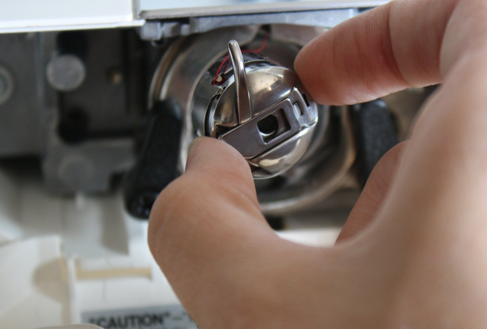 Comment mettre une canette dans une machine à coudre